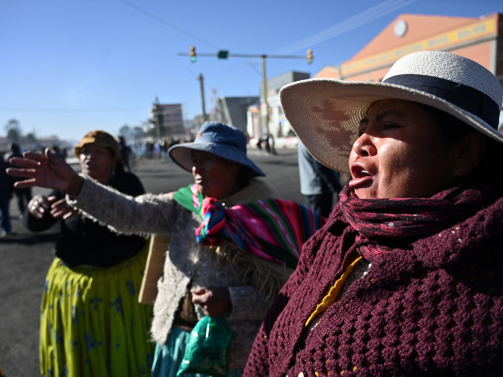 Bolivia imposes early morning crackdown on roadblocks near La Paz ...